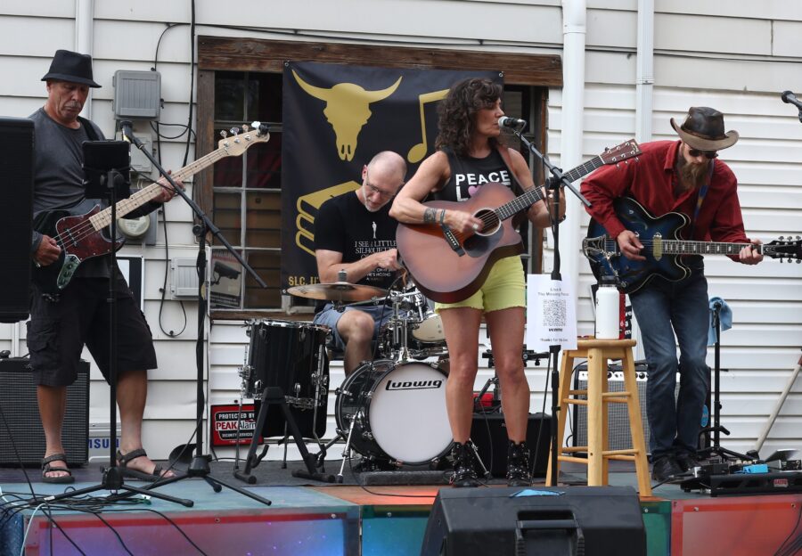 Lisa & The Missing Pieces - Mountain Town Music